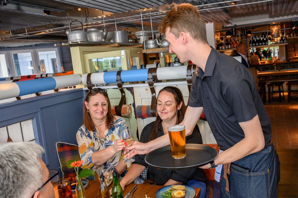 Five Reasons to Treat Mum to the Pub This Mother’s Day - Upham Inns